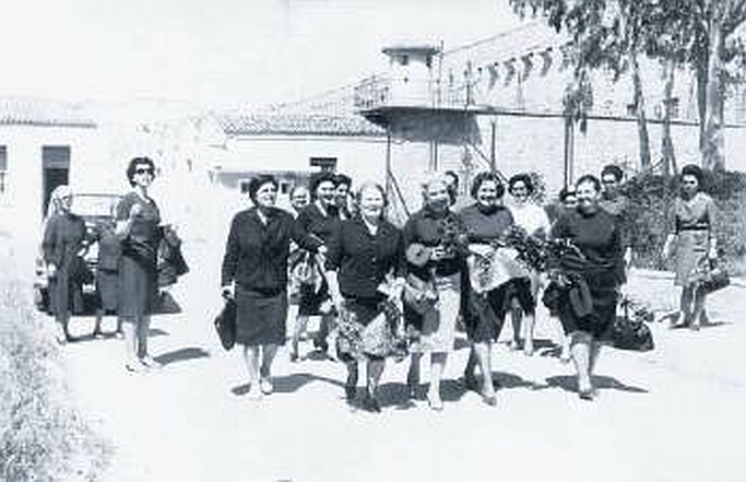 "Μακριά ροδίζει η ανατολή". Από τις γυναικείες φυλακές Αβέρωφ | ΒΑΘΥ ...