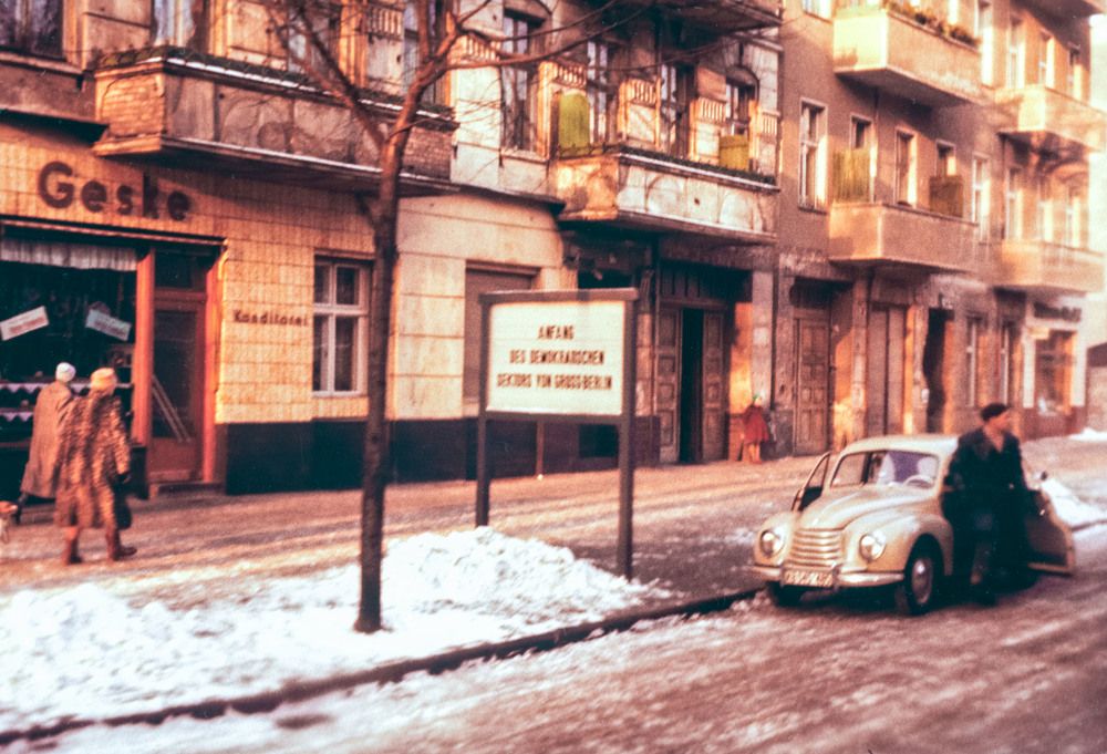 27 Amazing Color Snapshots Capture Street Scenes of Berlin in the Mid ...