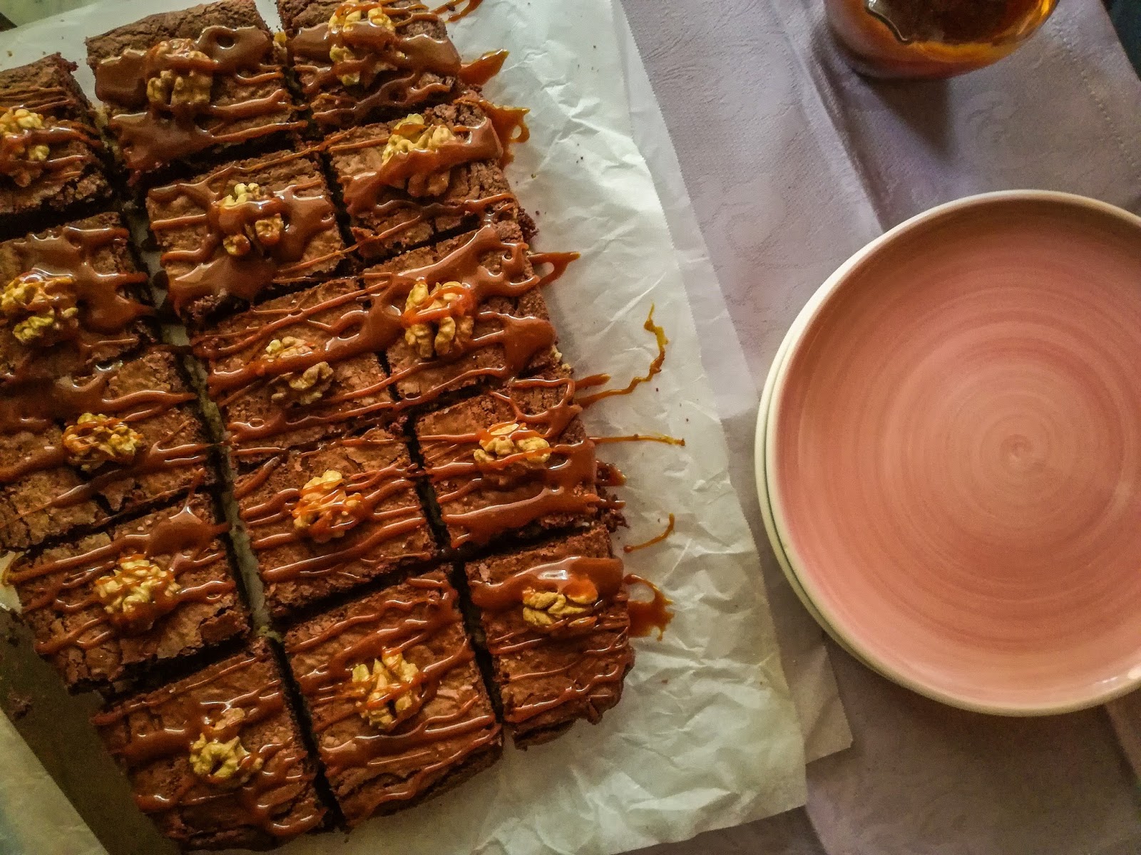 ΜΑΛΑΚΟ BROWNIES ΜΕ ΜΠΙΣΚΟΤΕΝΙΑ ΒΑΣΗ, ΚΑΡΥΔΙΑ ΚΑΙ ΚΑΡΑΜΕΛΑ ΓΑΛΑΚΤΟΣ ...