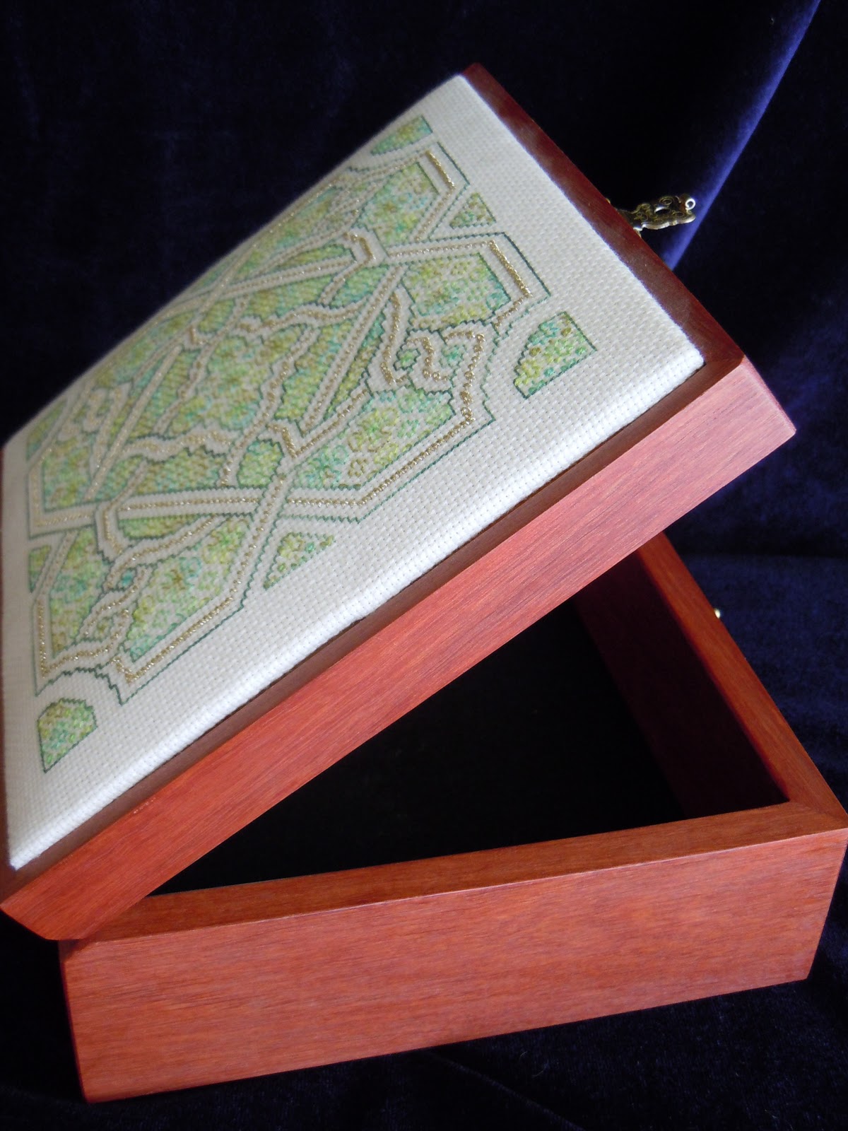 billabongs2bling: Embroidered Boxes