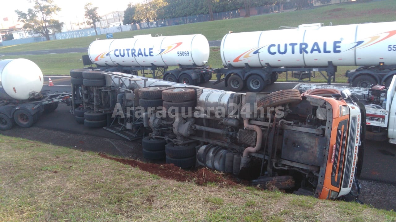 CAMINHÃO DA CUTRALE TOMBA NA RODOVIA WASHINGTON LUÍS EM ARARAQUARA