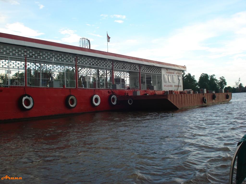 Sang Aruna: Floating Bunker = Pom Bensin Terapung