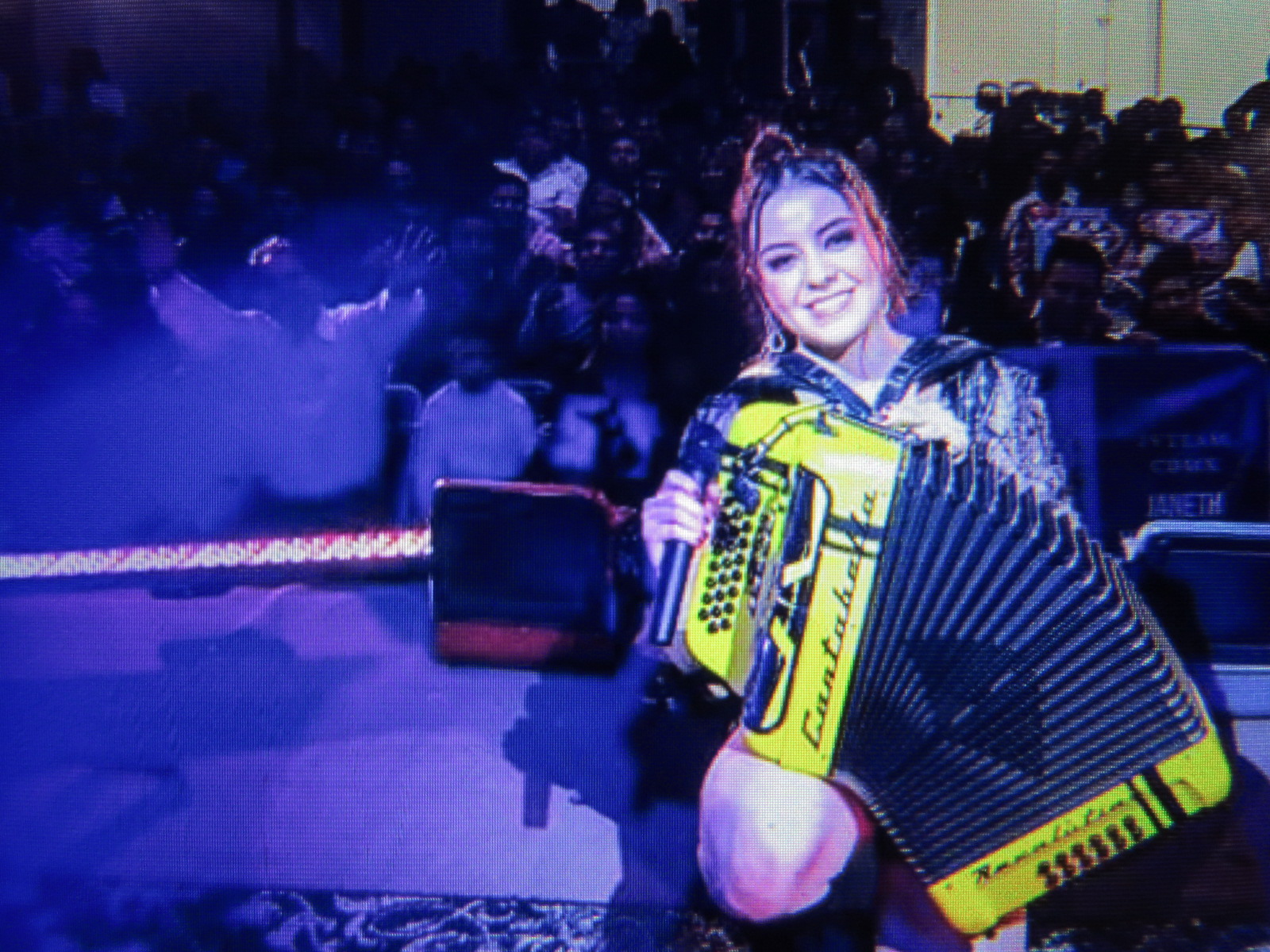 somos el espectador: JANETH VALENZUELA ESTALLIDO DE EXITO CON ACORDEON