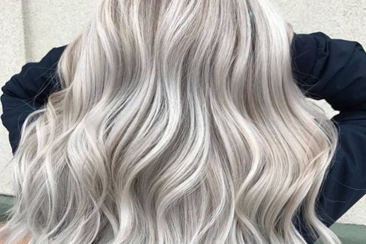 ¿Se puede teñir el pelo de blanco/gris sin decolorar y sin usar tinte?