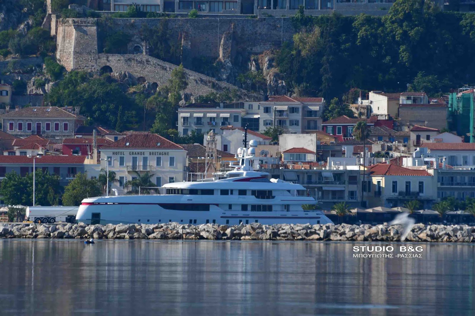 Εντυπωσιάζει το 40 εκατ. yacht του Μεξικανού Mr. Coca Cola στο Ναύπλιο ...