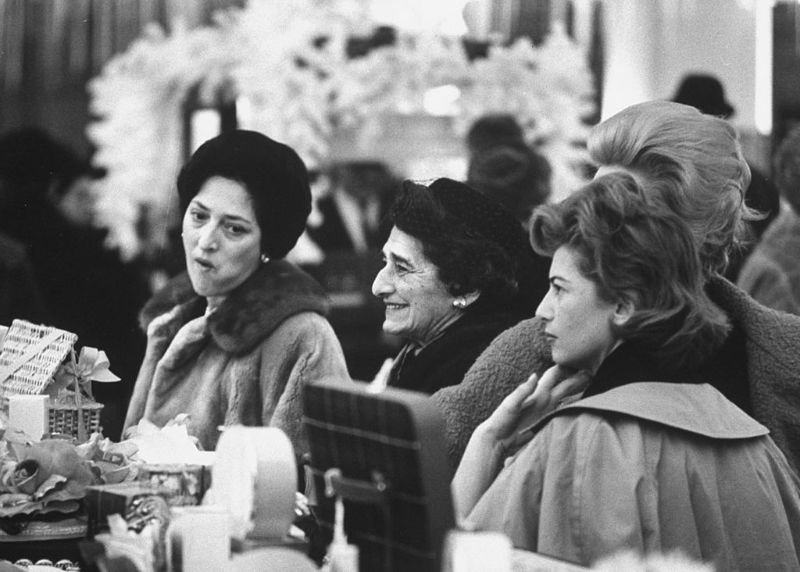 Fascinating Vintage Photos of People Shopping For Christmas in 1962 ... Fascinating Vintage Photos of People Shopping For Christmas in 1962 ...