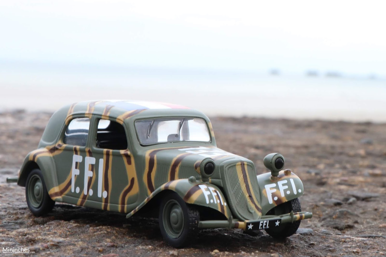 La Citroën Traction FFI premier numéro de la collection Altaya voitures ...