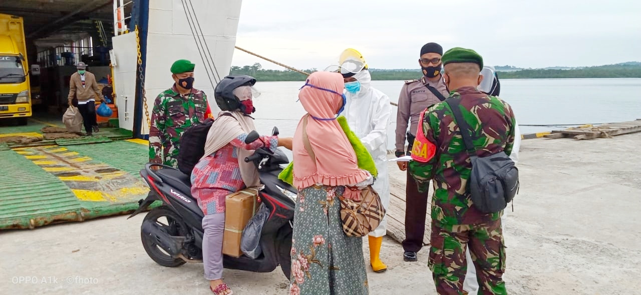 Pastikan Penumpang Disiplin Prokes Anggota Babinsa Koramil 01 ...