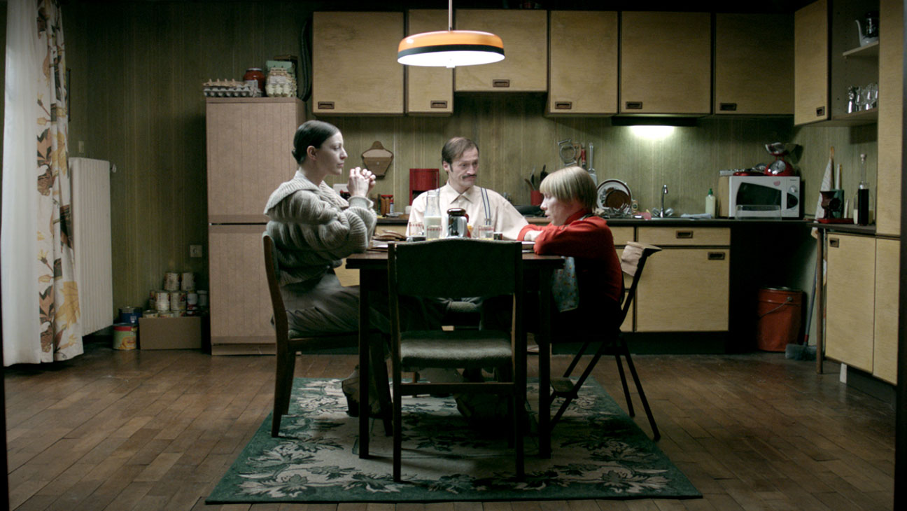 Quando a família vira uma seita mística para o sucesso em "Der Bunker ...