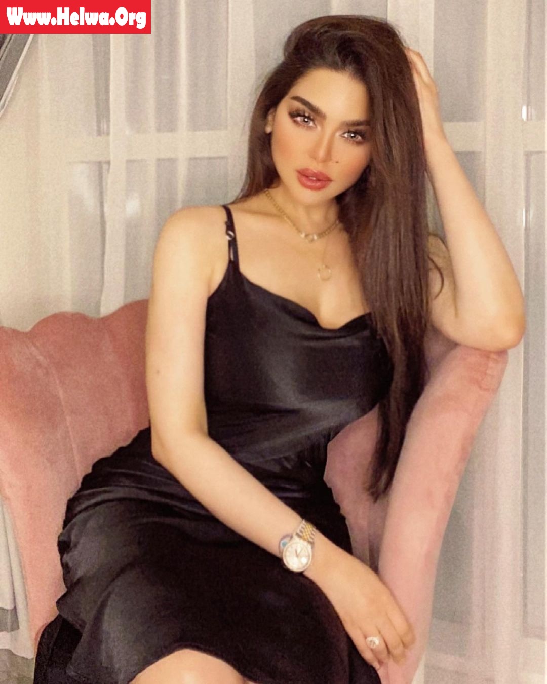 جريئة جليلة تخطف الأنظار بإطلالة تبرز أنوثتها