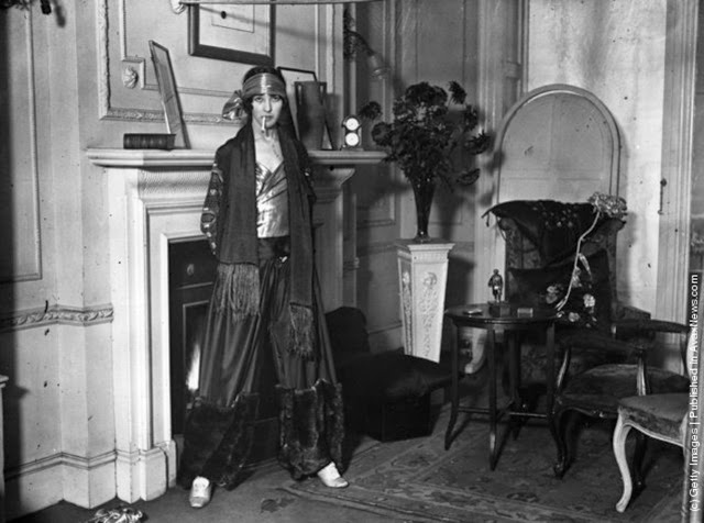 20 Black and White Portraits of Women with Cigarettes From the 1920s ...