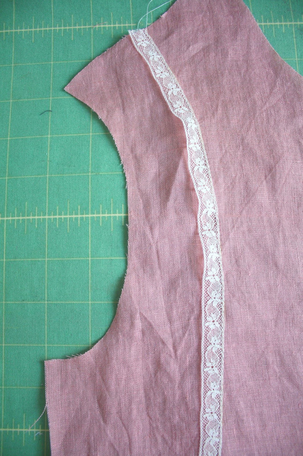Nicole at Home: Tutorial: Insertion lace on a curved seam
