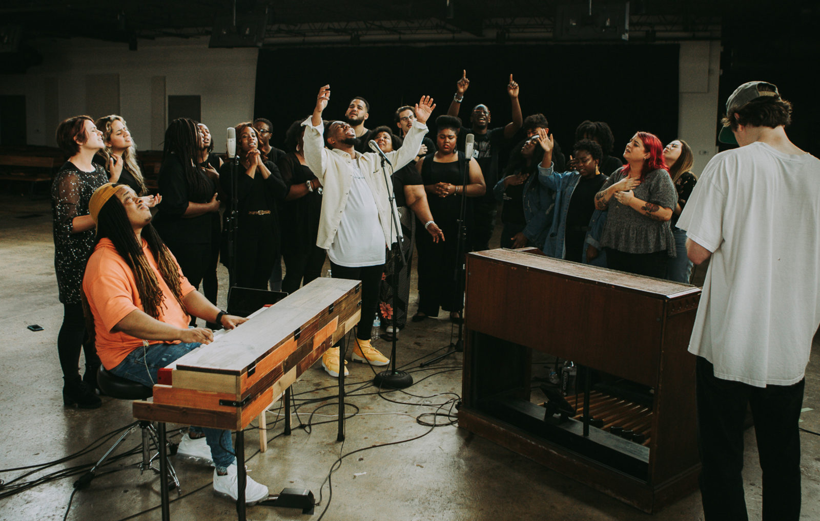 Ascensiunea fenomenului Maverick City Music - Lumea cre(s)tina in care ...