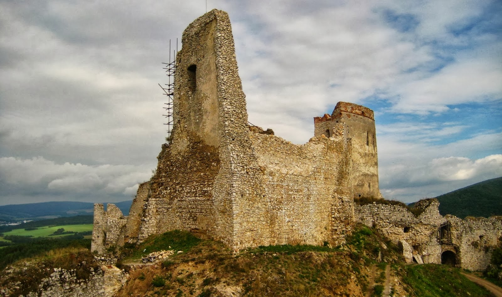 W mroku historii: Świat w ruinach - Čachtice (Słowacja)