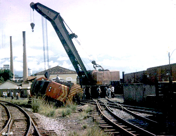 UMA VIAGEM PELOS TRILHOS DA CENTRO OESTE: Tombamento da locomotiva GE ...
