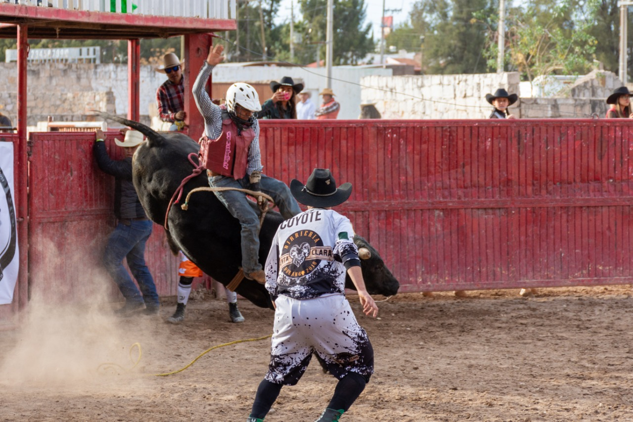 EXITOSO RODEO EN APOYO A LEONARDO - Por la Linea de Banda