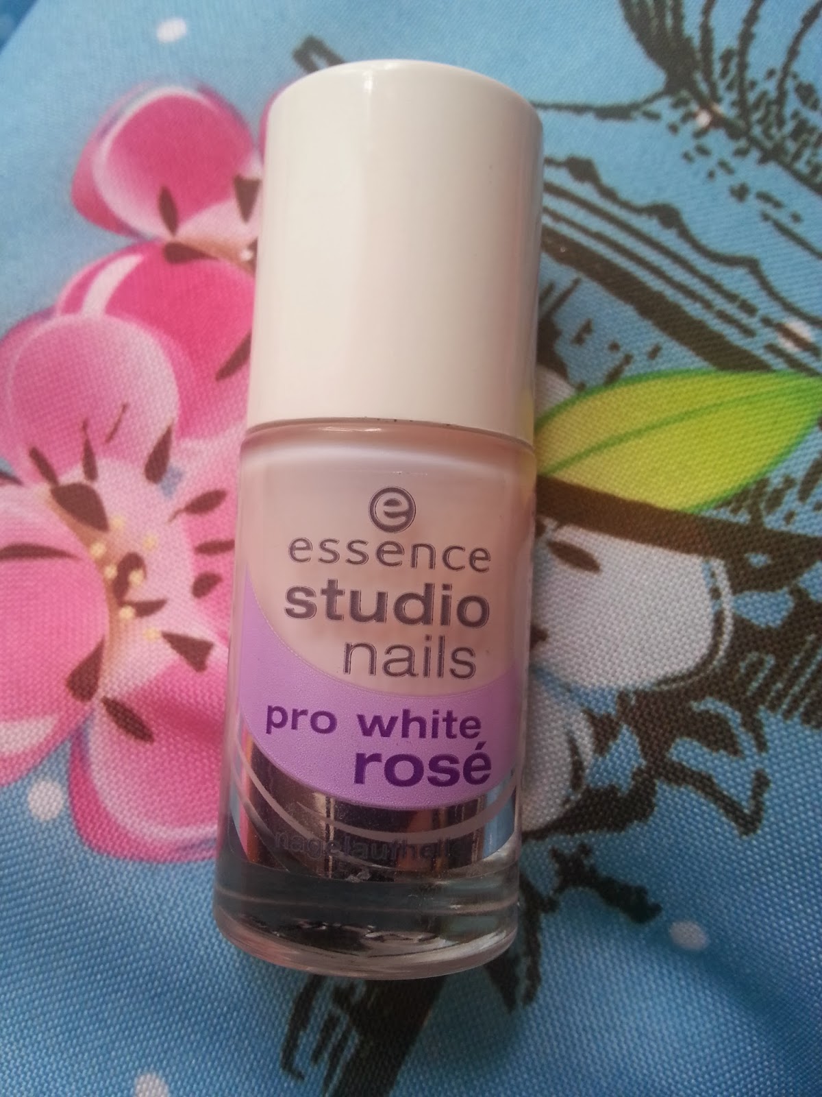 Essence Studio Nails - Pro White Rose Nagellack - Annitschkas Blog
