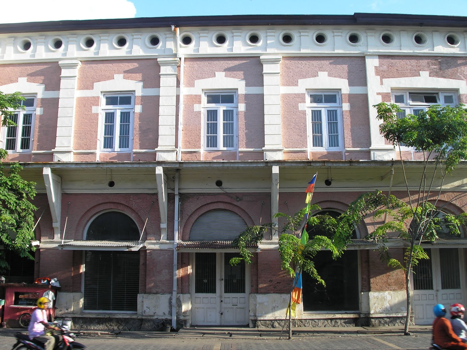 a Walk in Semarang: Gedung Marba; Red Brick Building Near The Old City Park