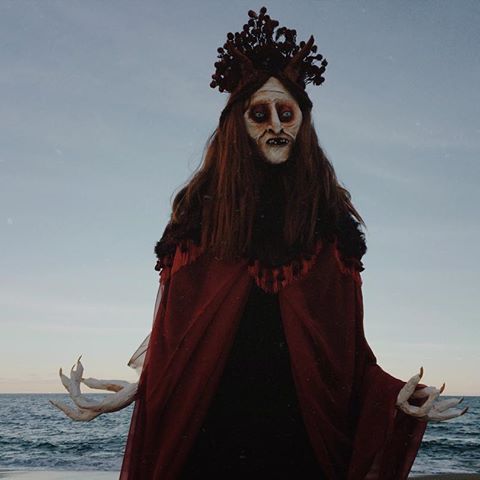 Macabrismos por Rain Cross: Frau Perchta | Chica Sombra