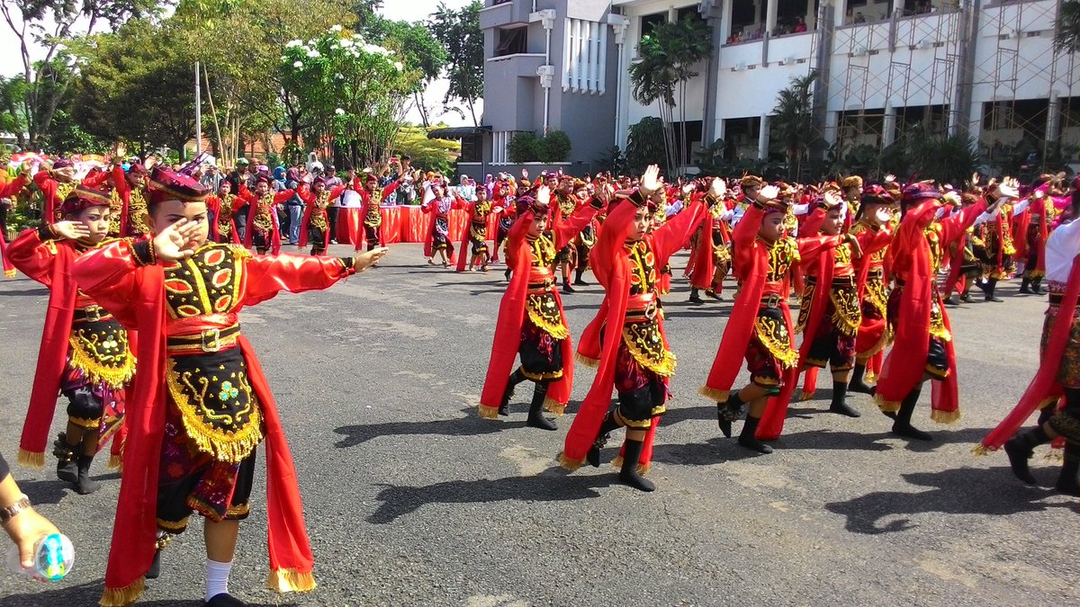 tari remong - History Of Indonesia