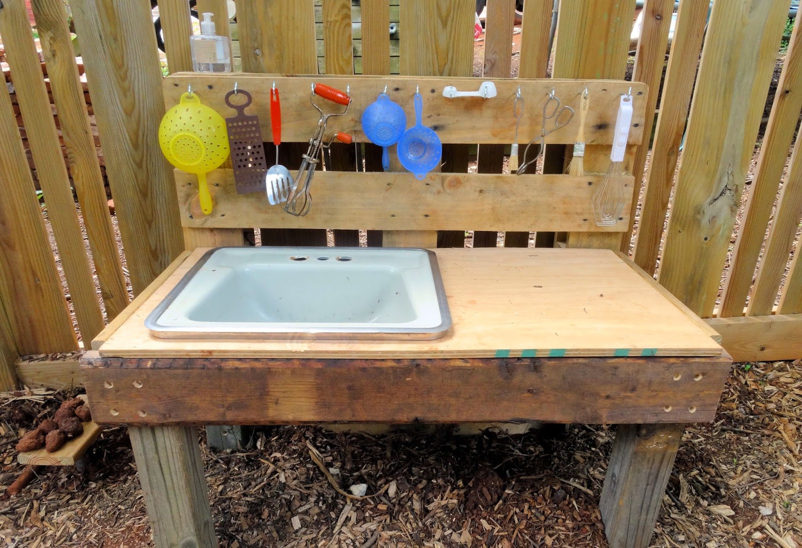 Femme au foyer: The mud kitchen with a mosaic