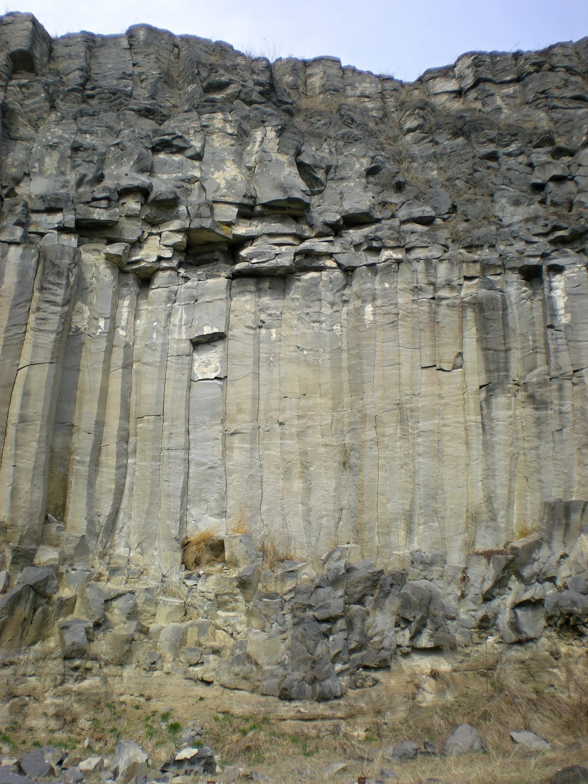 Plaiuri romanesti: Coloanele de bazalt de la Racos