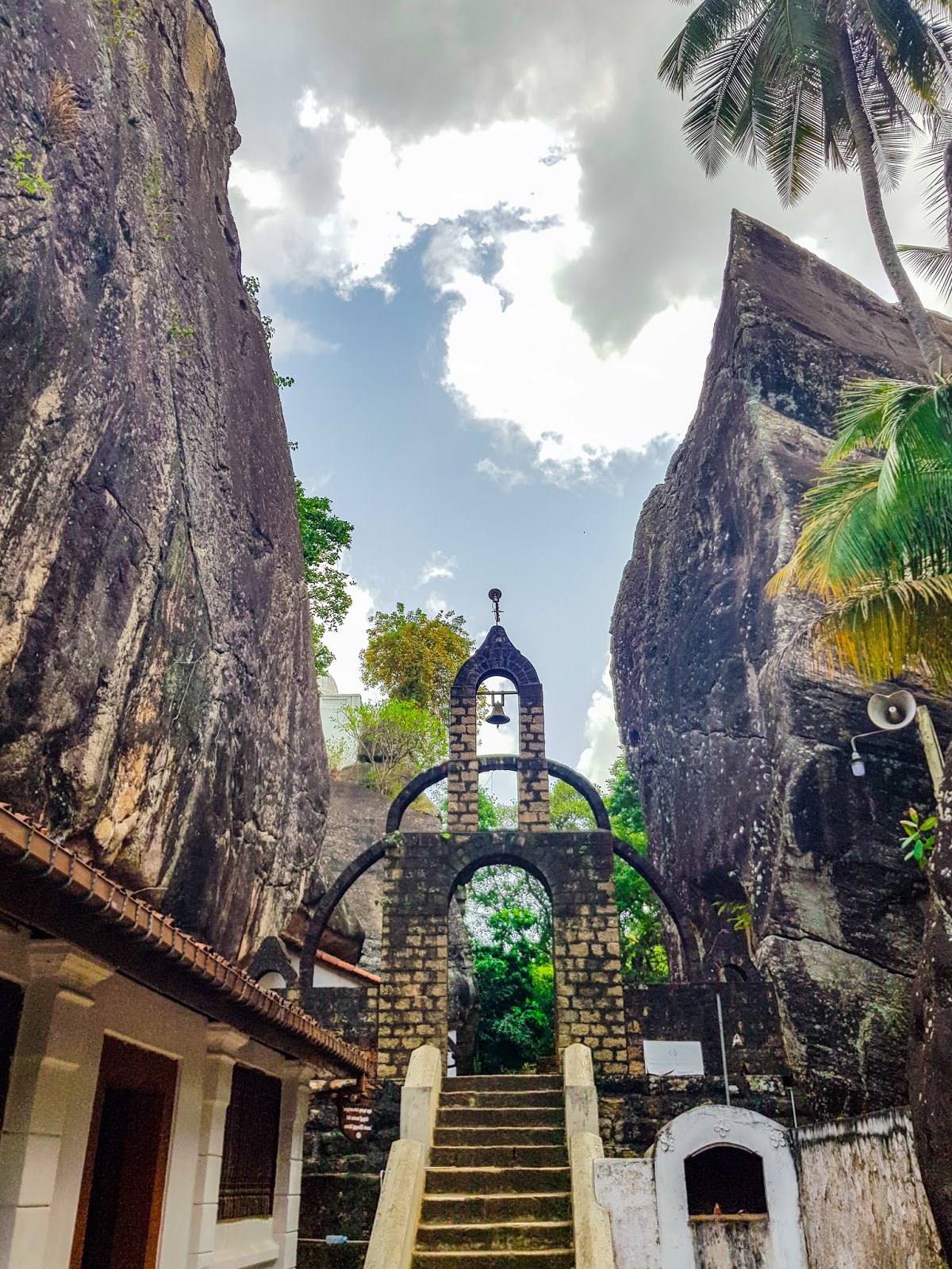 Aluvihare Rock Temple, Secret and intimate Buddhist temple in Sri Lanka ...
