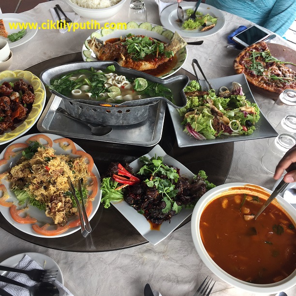 CikLilyPutih The Lifestyle Blogger: Makan Tengahari Di The Royal ...