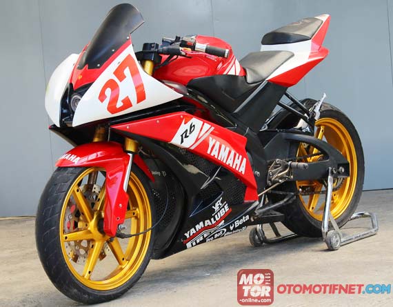 Foto Modifikasi New Yamaha Vixion Merah Full Fairing