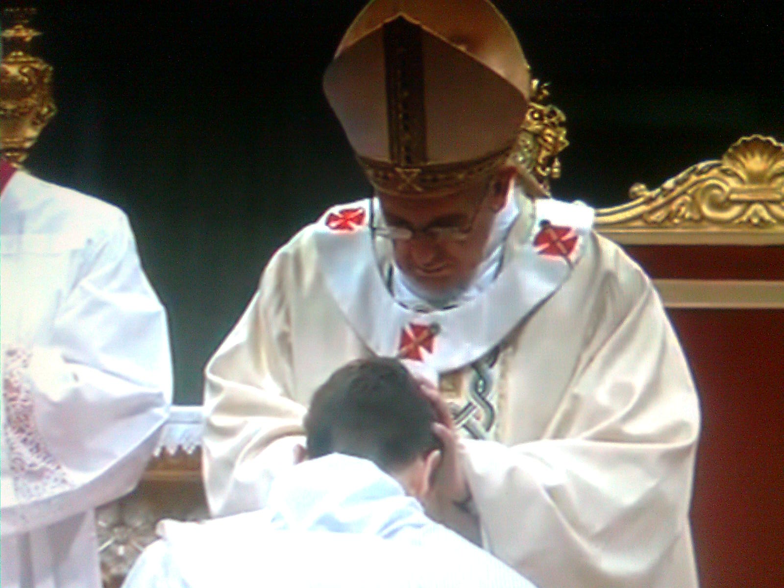 Tras Sus Huellas: Rito de ordenación sacerdotal.