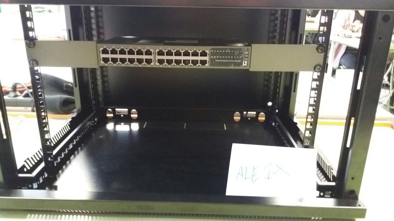 Aleix IRDT: Práctica de montaje de un switch en un rack de comunicaciones