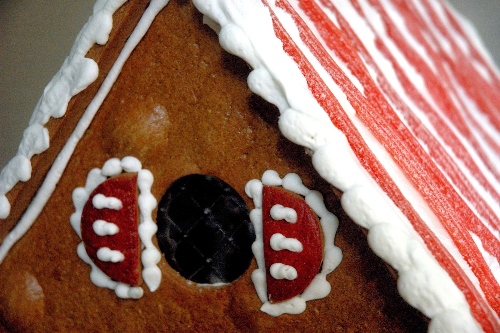 DUDE FOR FOOD: A Gingerbread Home for the Holidays