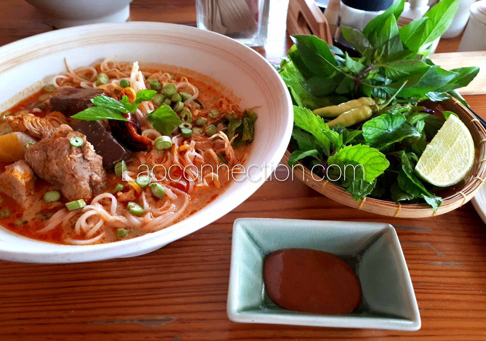 Laoconnection.com: ແຊບມາເດີ ມີກະຕິ Come and eat mee ka tee Lao noodle soup