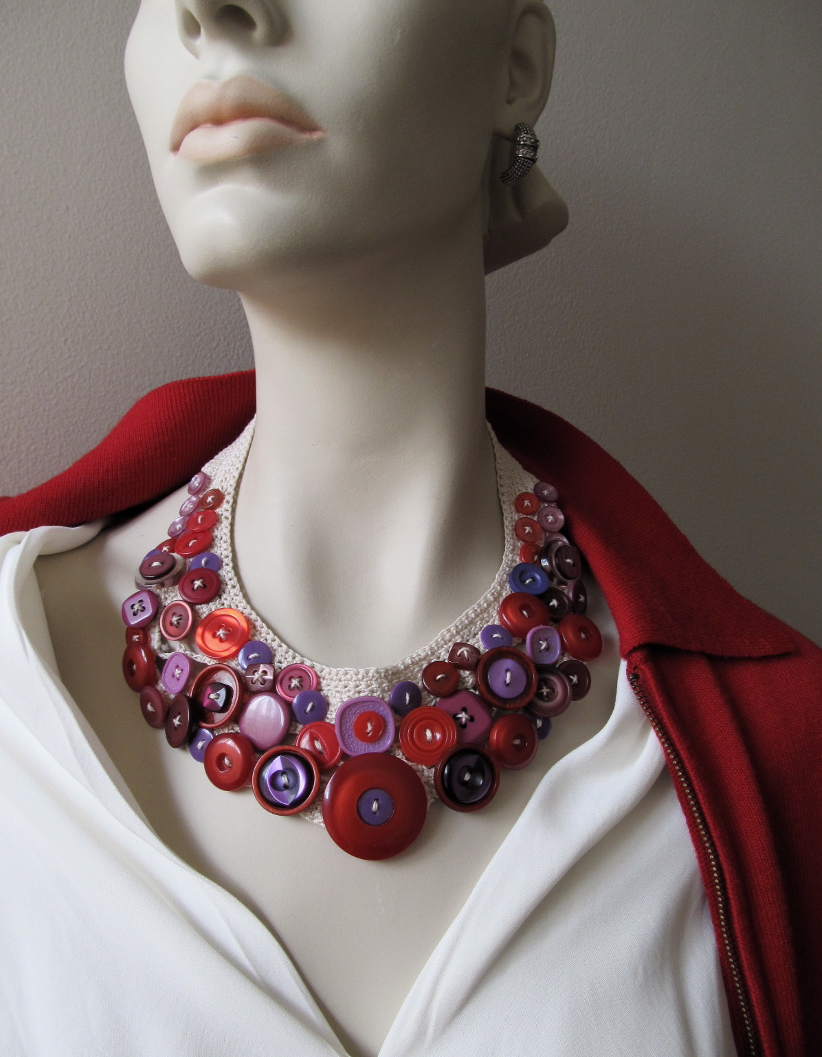 cookiecrumbs: handmade vintage button necklaces by ione