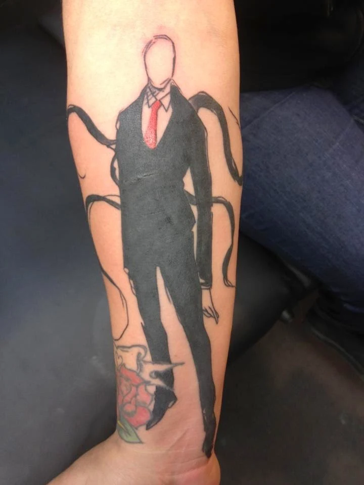 Slenderman , su leyenda y varios tatuajes