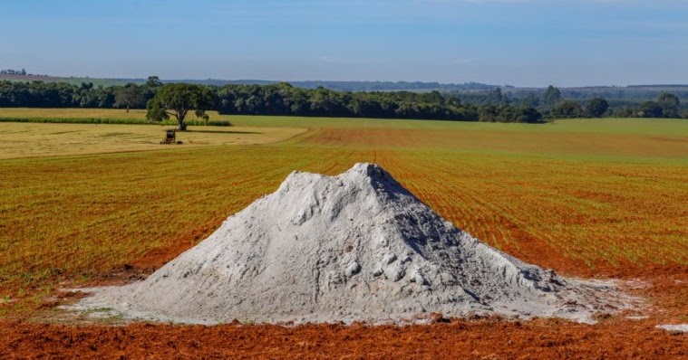 Agro Em Foco: CALCÁRIO NO SOLO: ENTENDA COMO FUNCIONA E AUMENTE A ...