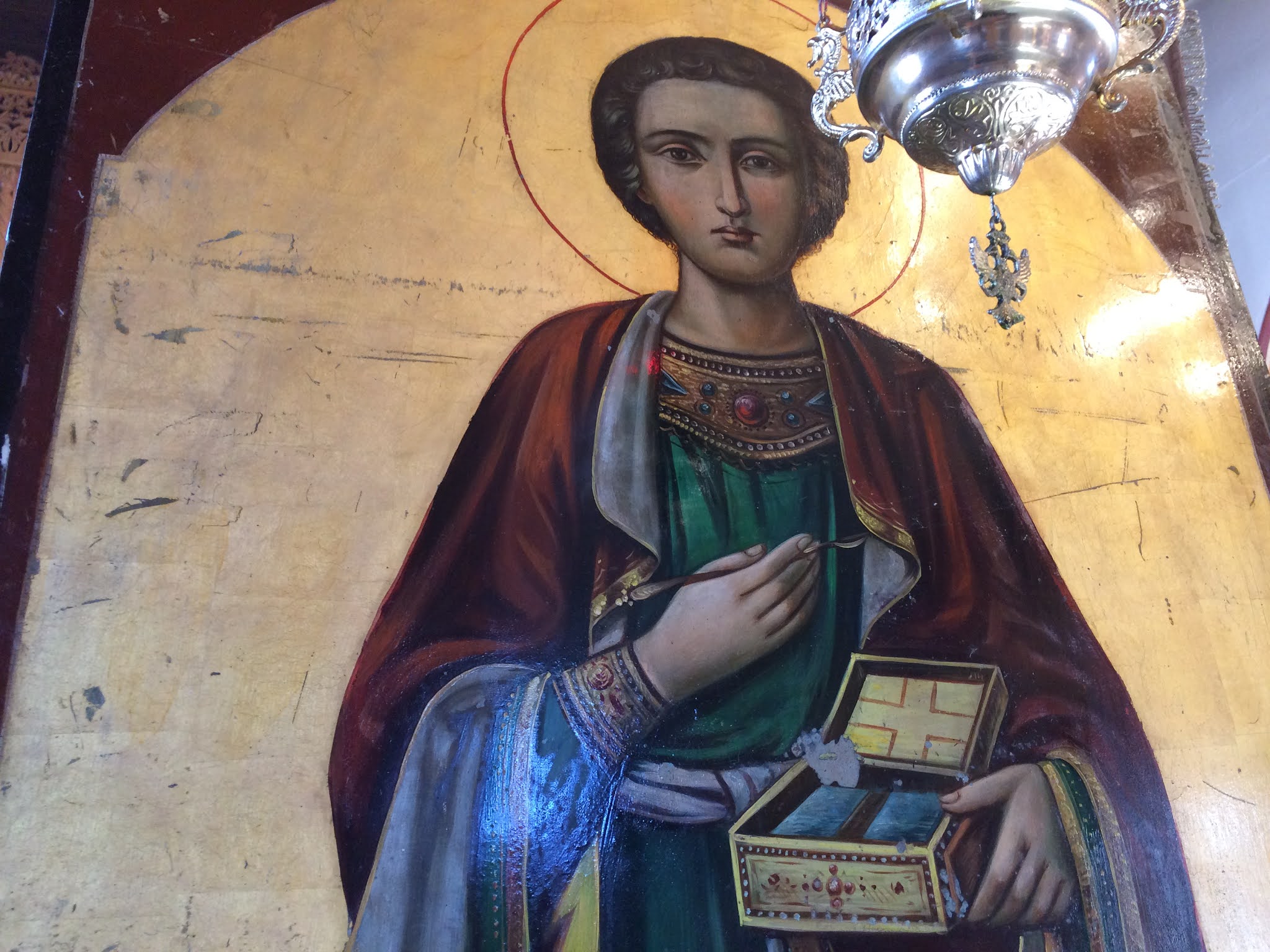 Μυροβλύζει εδώ και πολλές μέρες ο ΑΓΙΟΣ ΠΑΝΤΕΛΕΗΜΩΝ ο Ιατρός των ψυχών ...
