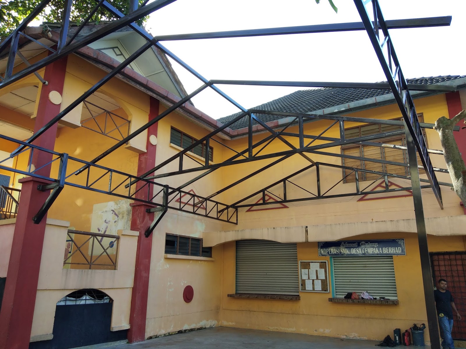 AWNING PAGOLA DAN GRILL : Nilai : Memasang Bumbung Ruang Legar Koperasi ...