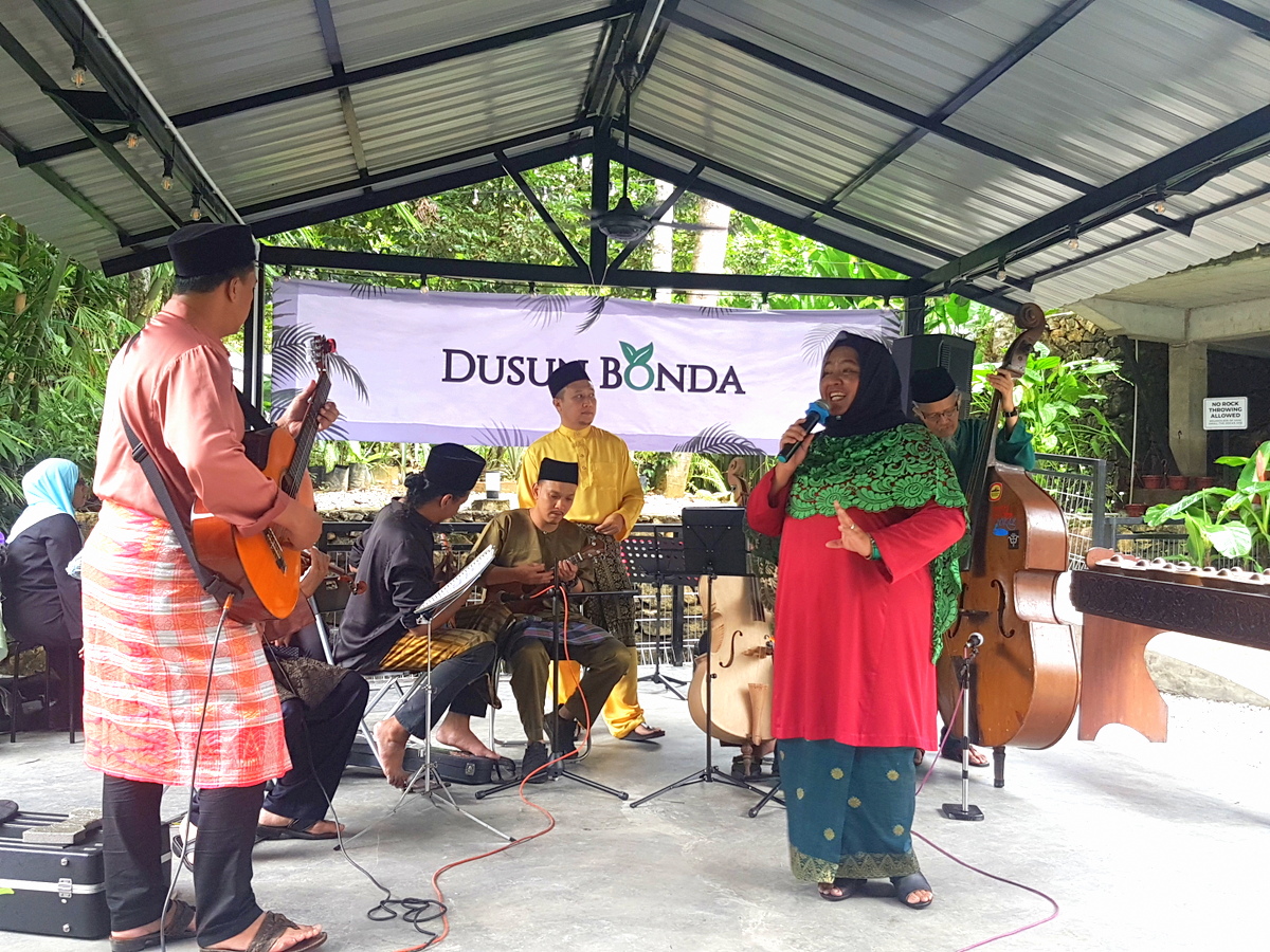 Travelholic: Keroncong Untuk Selangor | A dying art music.