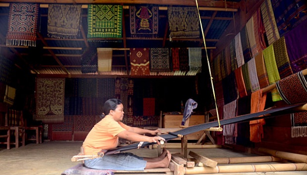 Lokasi Tujuan Wisata Indonesia: Kain Tenun Toraja, Oleh-oleh Primadona ...