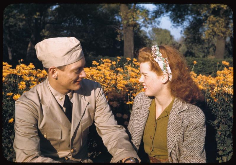 22 Rare Color Photos Capture Portraits of Couples From the 1940s ...