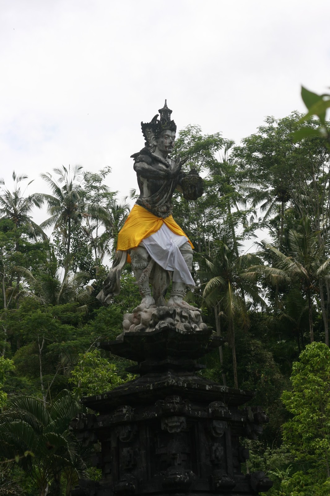 A divine statue holding a vase free picture for commercial use