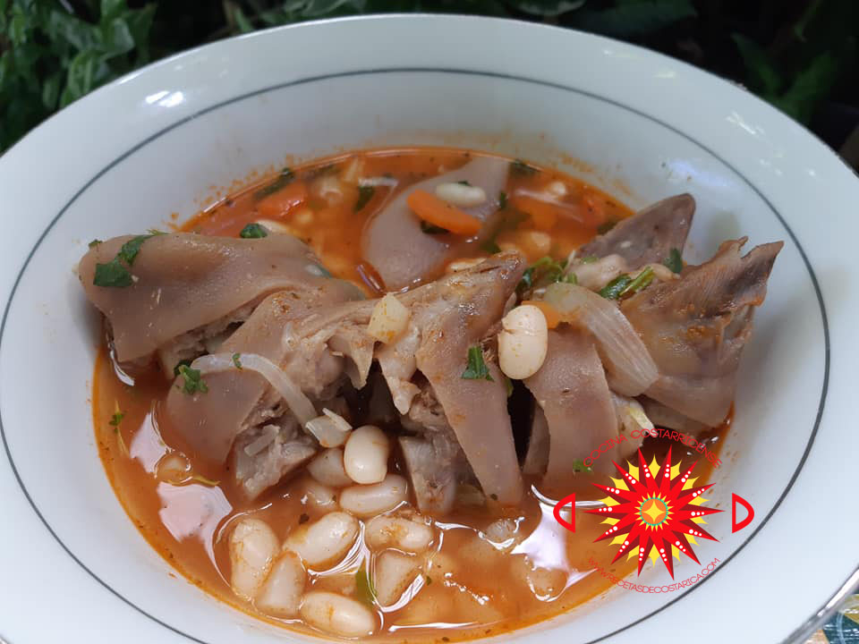 Cocina Costarricense: frijoles blancos con pezuña