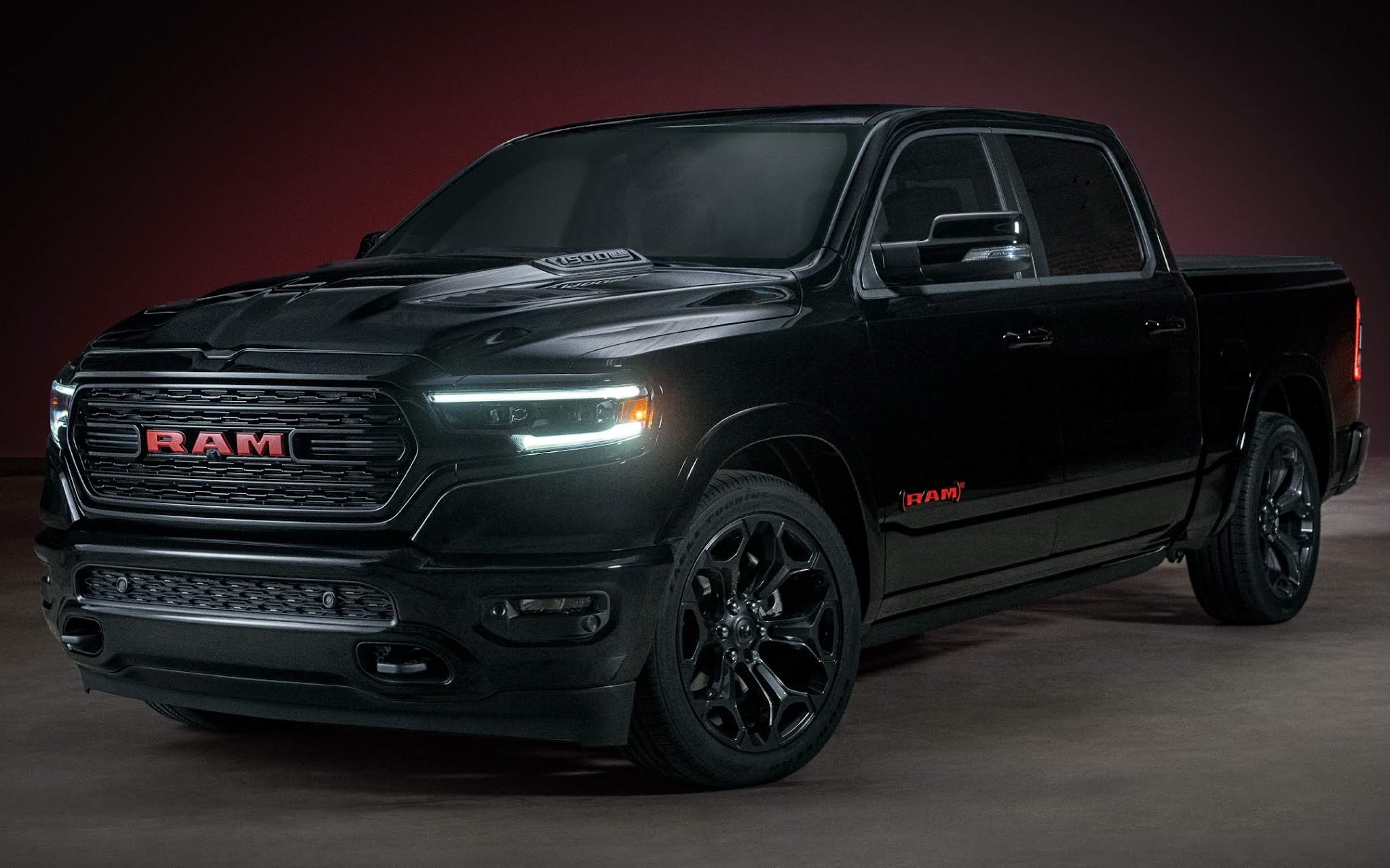 Ram 1500 ganha versão RED Edition nos EUA - fotos