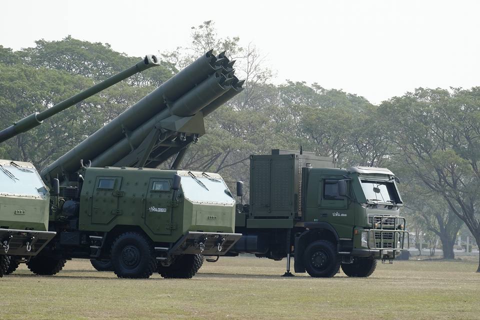 THAIDEFENSE-NEWS: กองทัพบกรับมอบ จรวดหลายลำกล้อง DTI-1G แบบนำวิถี