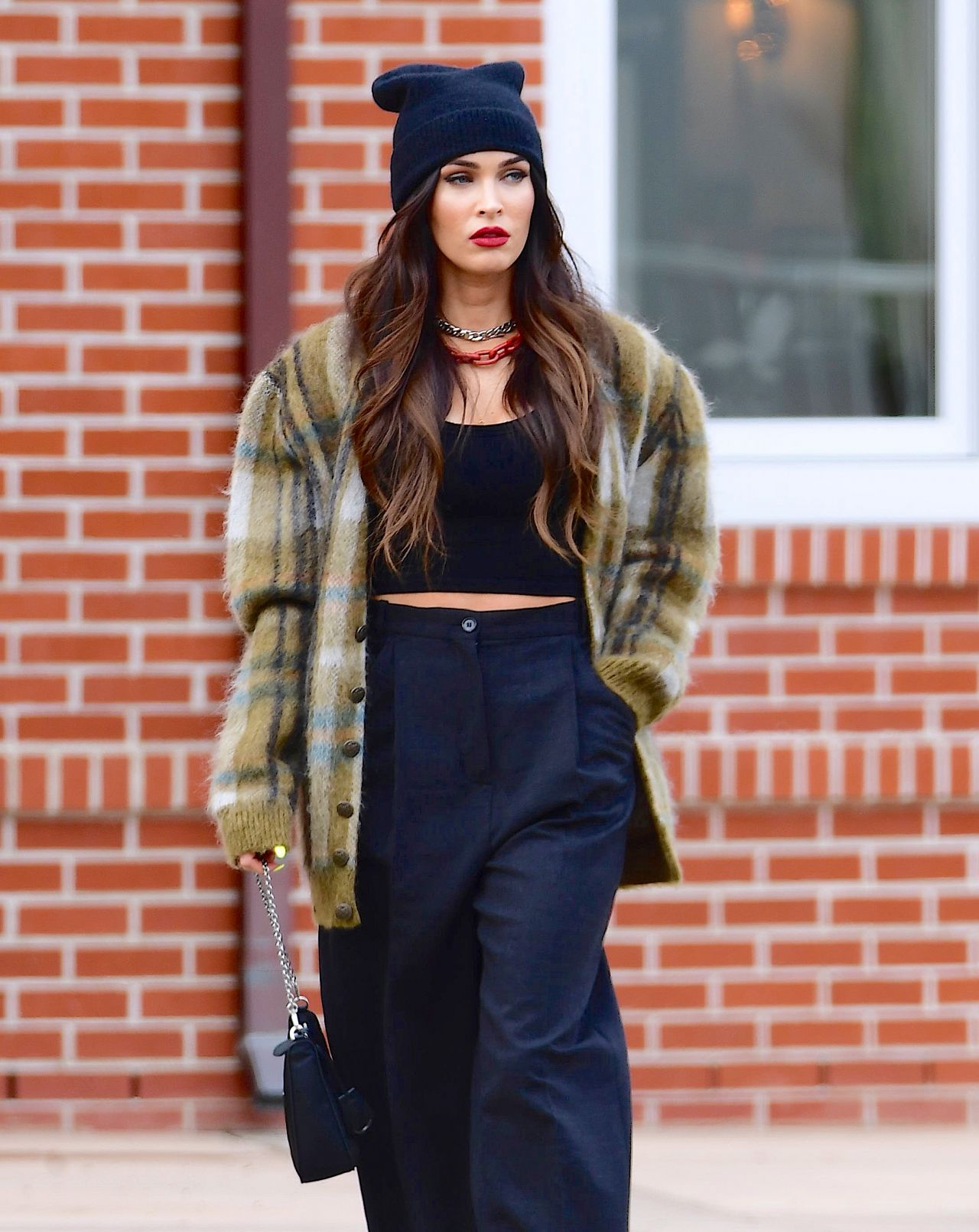 Megan Fox does another (maskless) fashion pap stroll after "anti-mask ...