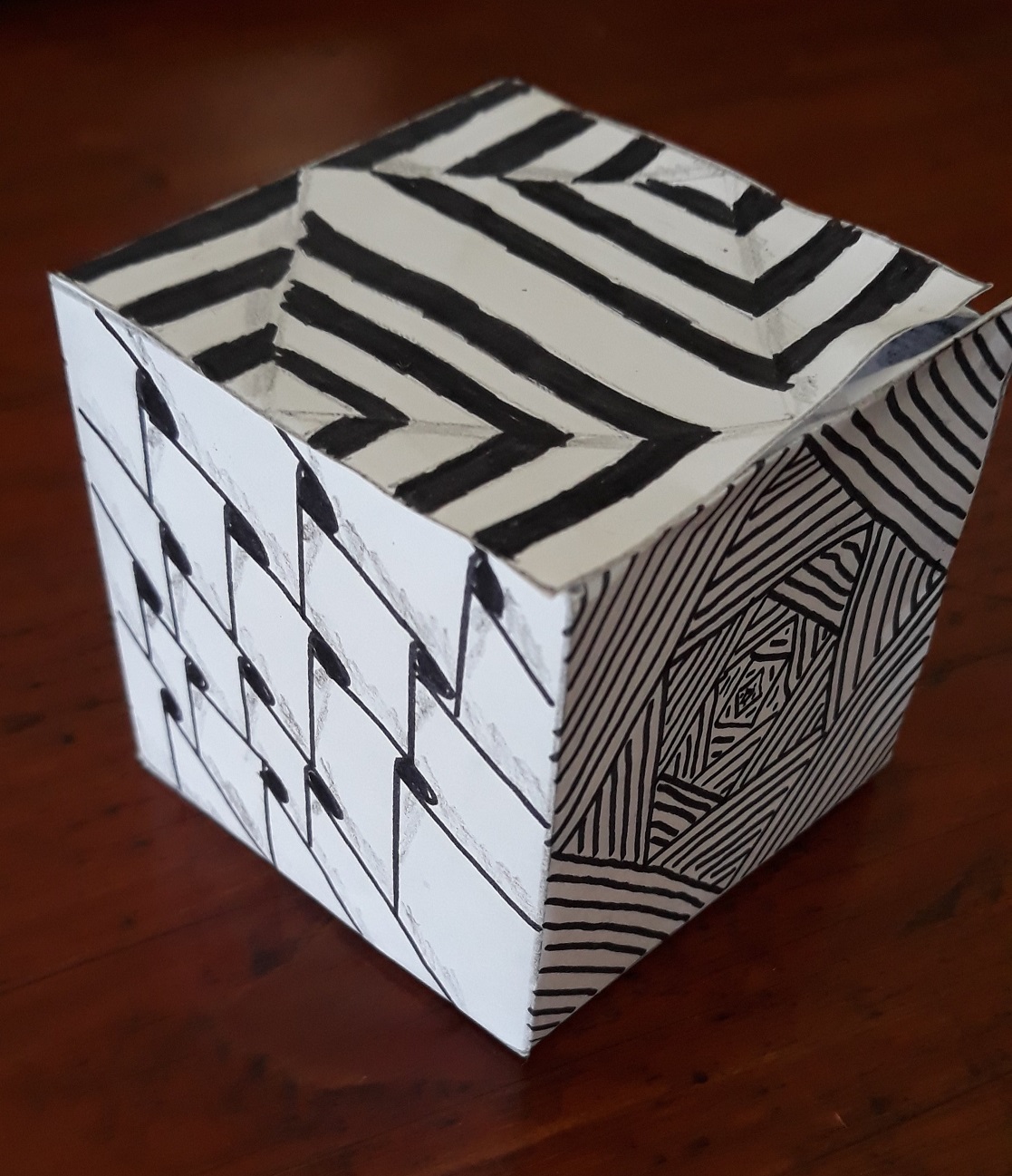 Arts Plastiques: Un cube plein d'illusions.