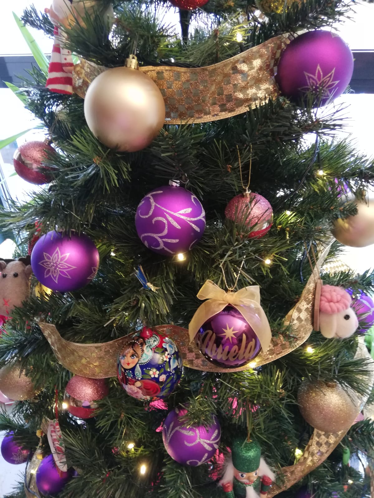 Le gustó mucho y ya la ha puesto en un lugar privilegiado de su árbol ...