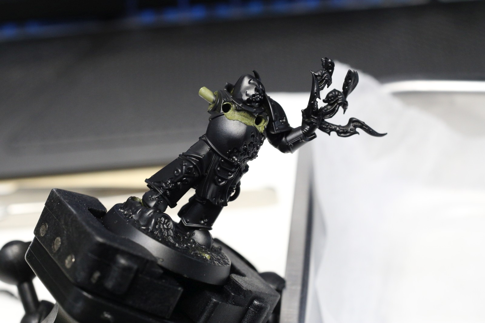 BASEのDeath Guard Greenを塗る、うちにはすでにデスガードがたくさんいるのでスプレーが欲しい。