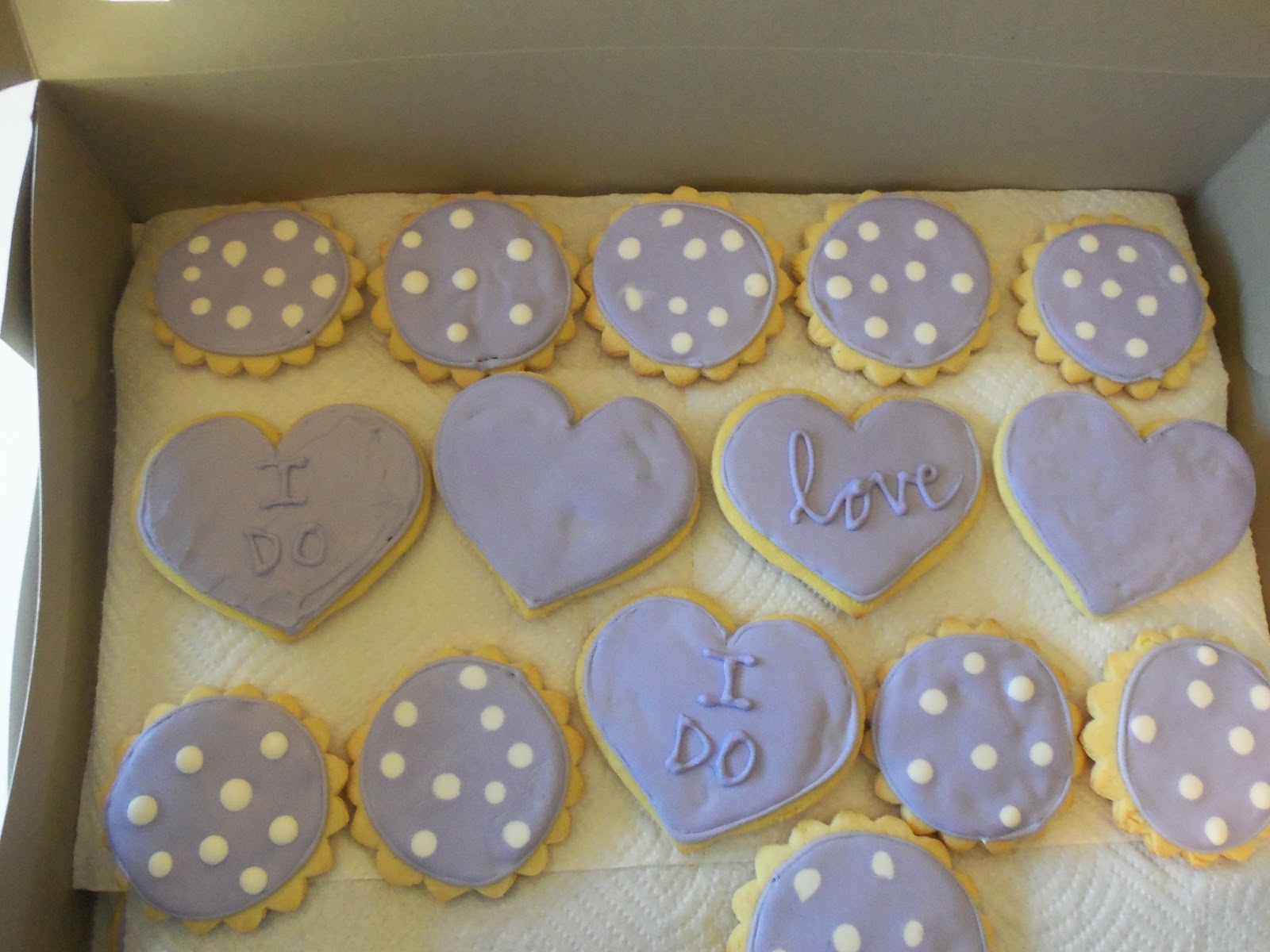 Sisterhood of the Crafty Pants: Flow Icing Cookies